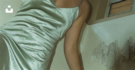 청록색 탱크 탑에 여자 사진 Unsplash의 무료 유행 이미지