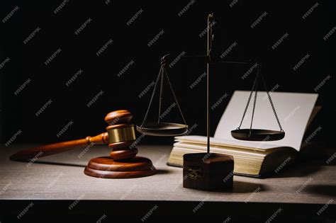 Libros De Derecho Y Escalas De Justicia En El Escritorio En La