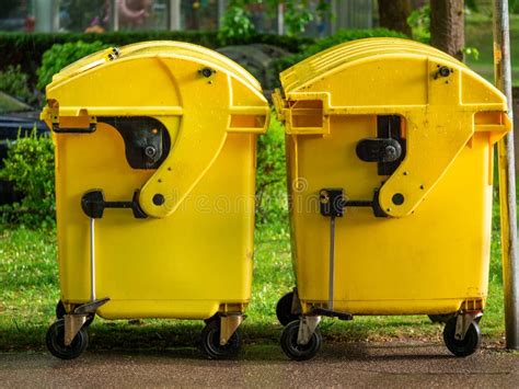 Lixeira Amarela Para Reciclagem Imagem de Stock Imagem de orgânico