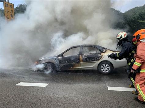 引擎冒煙下秒燃燒 國道南下火燒車車流回堵1公里 社會 中時