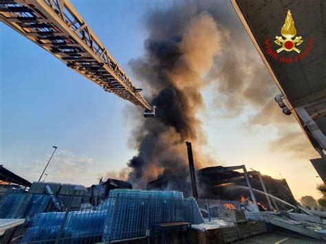 Grosso Incendio In Un Capannone A Peschiera Borromeo Sempione News