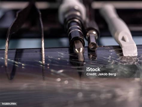 오래된 깨진 스마트 폰 및 수리 도구 컴퓨터 장비 휴대 전화 전자 제품 수리 현대화 및 기술의 개념 0명에 대한 스톡 사진 및 기타 이미지 Istock