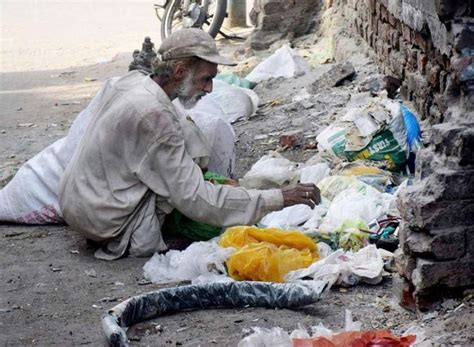 لاہور، خانہ بدوش کوڑے کے ڈھیر سے کارآمد اشیاء تلاش کر رہا ہے۔