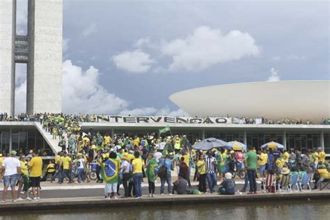 Vídeo Veja Momento Em Que Bolsonaristas Invadem Congresso Nacional