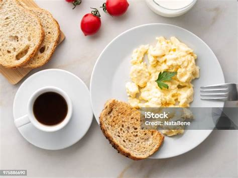 섭 산적된 스크램블 계란 커피 한잔 흰 돌 배경에 토마토 아침 식사 오믈렛 평면도 0명에 대한 스톡 사진 및 기타 이미지 0