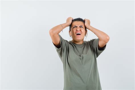 여자 T 셔츠에 머리에 손을 잡고 건망증을 찾고 무료 사진