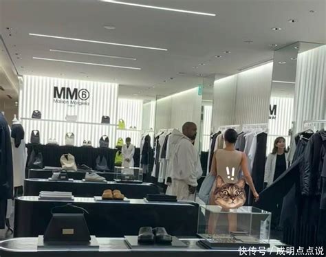 侃爷比安卡夫妇日本被偶遇，网友：这么穿真的大丈夫？ 360娱乐，你开心就好