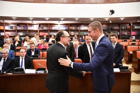 Нова „министерска тројка“ доаѓа во Скопје за да го убедува ВМРО ДПМНЕ