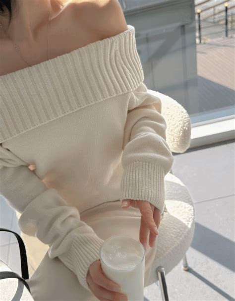 로즈화이트 오프숄더니트티셔츠 울오프숄더니트 오프숄더긴팔니트