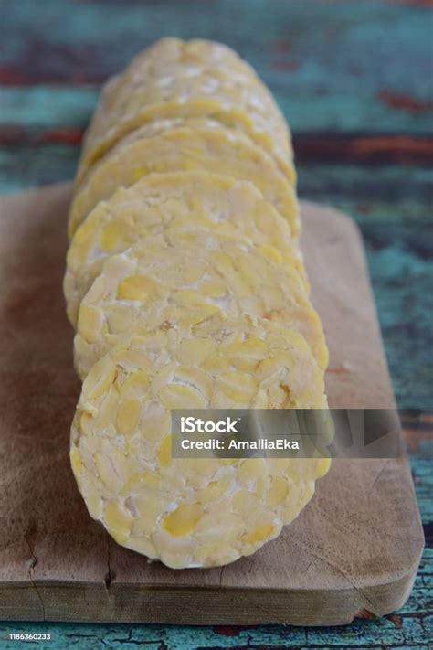 도마에 원시 Tempeh 인도네시아에서 전통 음식 템페는 케이크 형태로 발효 콩입니다 글루텐이 들어 있지 않은에 대한 스톡 사진