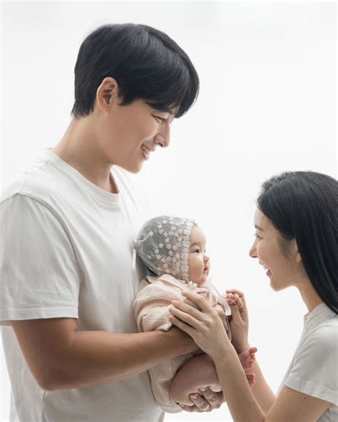 「イ・ジフンの妻」アヤネさん 生まれて50日の娘と記念撮影「愛をたくさん分かち合える子に育ちますように」