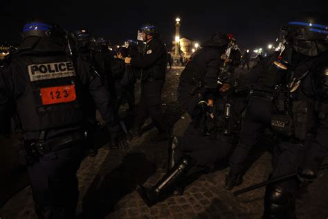 Policial é Investigado Por Agarrar Ativista Do Femen Pelos Seios Em