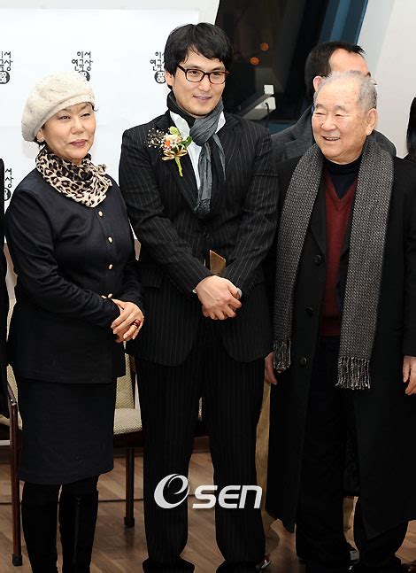 사진 히서연극상 백수련 김수현 김인태 우리는 배우 가족