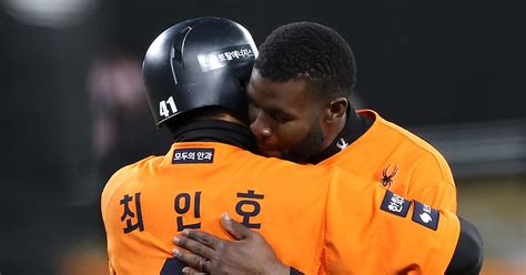 플로리얼 1번 변함 없다 한화 선발 라인업 발표다승 1위 롯데 에이스 격파 나선다