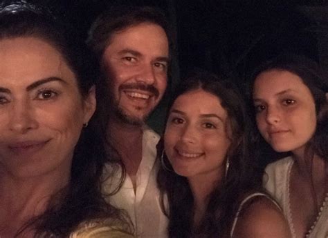 EGO Núbia Oliiver curte dia de praia e exibe boa forma aos 43 anos