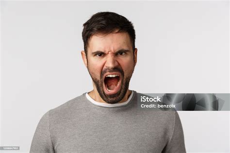 증오와 화가 무서운 찡그린 얼굴 찡그린 얼굴과 경멸 분노를 보여주는 불평 격렬하게 비명 흰색 배경 분노 서 격노한에 대한 스톡