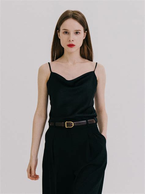 320쇼룸 새틴 어깨끈 조절 드레이프 슬리브리스 블랙