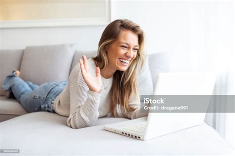 아름다운 소녀 쇼핑 또는 소셜 네트워크에서 온라인 채팅 재미있어 여자에 대한 스톡 사진 및 기타 이미지 여자 화상 통화 20 24세 Istock