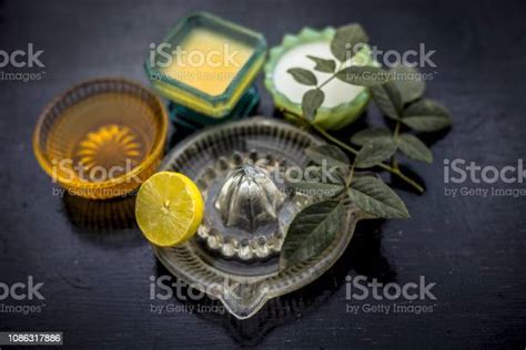 피부 미 백 치료 즉 우유 레몬 유리 용기에 나무 표면에 꿀 닫습니다 개념에 대한 스톡 사진 및 기타 이미지 개념 건강관리와 의술 꿀 Istock