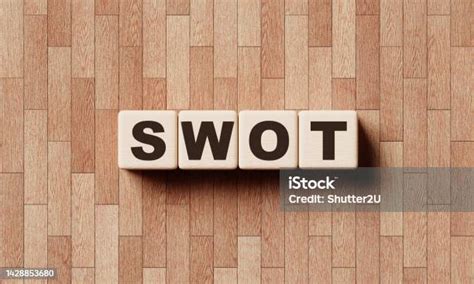 Swot 분석 라미네이트 배경을 가진 나무 단어 블록 큐브 분석은 회사의 경쟁력을 평가하고 전략 계획 개념을 개발하는 데 사용되는 프레임 워크입니다 3d 그림 렌더링 0명에