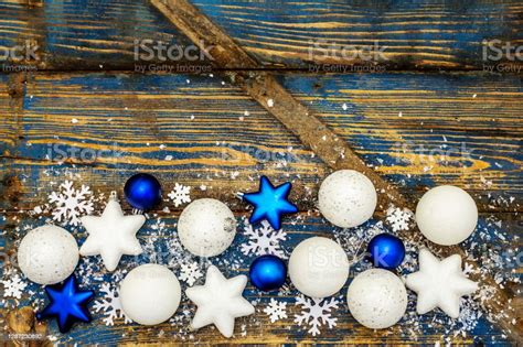 흰색과 파란색 크리스마스 공과 별 전나무 나뭇가지와 눈송이 0명에 대한 스톡 사진 및 기타 이미지 0명 12월 개체 그룹 Istock