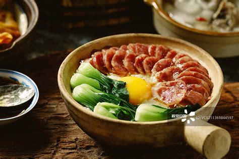 窝蛋腊肠煲仔饭