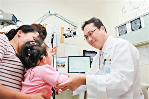 톡투 건강 핫클릭 보청기 껴도 안 들리는 고심도 난청 인공와우 수술 고려해야” 비즈n
