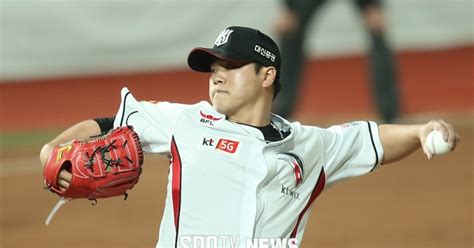 포토s 역투하는 Kt 심재민