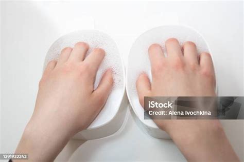 손과 손톱 관리 큐티클을 부드럽게하기 위해 거품 용액으로 목욕을하는 여성의 손 미용 절차 매니큐어 미용술에 대한 스톡 사진 및