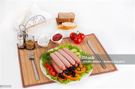 토마토 오이 채소와 소 하 세 삶은 지 검정 또는 흰색 빵 제공 갈색에 대한 스톡 사진 및 기타 이미지 갈색 고기 굽기