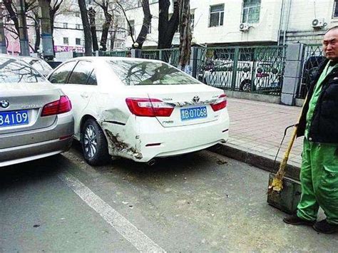 車子停在路邊被撞，先報警還是先找保險？過了這個時間保險不給賠 每日頭條
