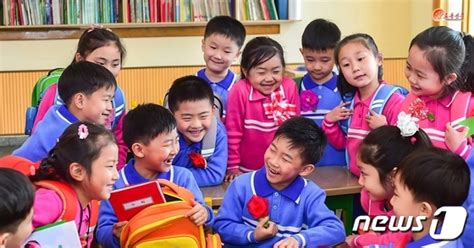 개학 후 교실에서 친구들과 이야기를 나누는 북한 학생들 뉴스1