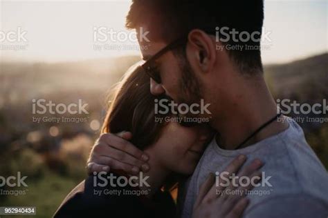 서로 포옹 하 고 도시 거리 Oudoors에서 좋은 여름날을 즐기는 멋진 커플 아름 다운 부부 사랑 스러운 로맨틱 순간 야외에서