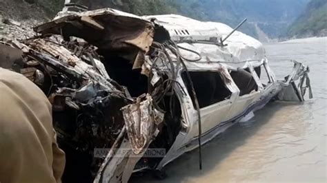 Uttarakhand Tragedy 14 Killed 12 Injured As Tempo Traveller Carrying
