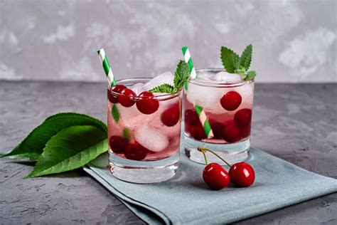 얼음 민트 종이 빨대가 달린 신선한 체리 레모네이드를 회색 테이블 배경에 반짝이는 안경 복사 공간 추운 여름 음료 베리 칵테일 마실 것에 대한 스톡 사진 및 기타 이미지