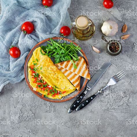 토마토 양파 허브를 곁들인 오믈렛 튀김 계란과 토스트와 함께 맛있는 아침 식사 위쪽 보기 0명에 대한 스톡 사진 및 기타 이미지