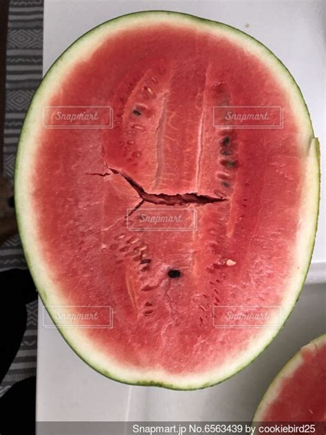 半分に切ったすいかの写真・画像素材 6563439 Snapmart（スナップマート）