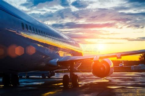 Aeroplano En El Aeropuerto Con La Escalera Del Cargamento Para Las