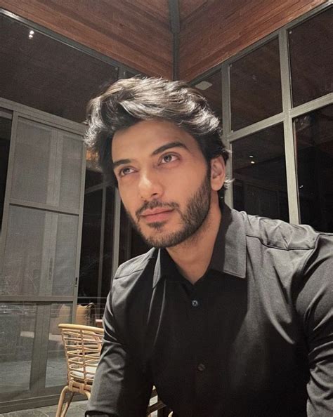 Pin By Maeva Daydreamin On Vikram Singh Chauhan Photography Poses For Men Poses For Men