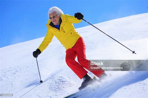 중요한 노인 회색 머리 남자 스노우 스키어 스키 햇볕이 잘 드는 스키 리조트에서 즐기기 푸른 하늘을 향해 고속으로 스키를 타다 겨울 스포츠에 대한 스톡 사진 및 기타 이미지