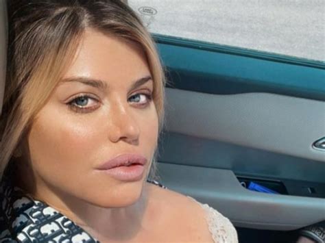 Loredana Grozaand în Costum De Baieand La Malul Mandriiand La 51 De Aniand ”arandți