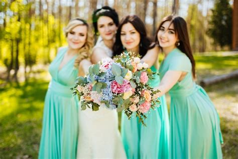 Novia y damas de honor con ramos de novia recepción soleada de la boda