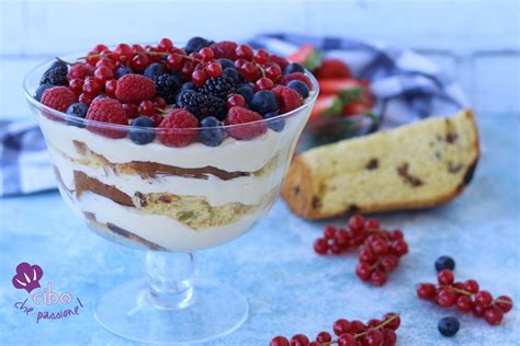 Coppa Di Crema Diplomatica Con Panettone E Frutti Di Bosco Cibo Che