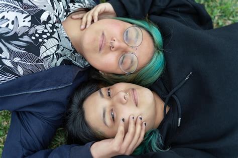 Vista De Ngulo Alta De Un Pareja Lesbiana Yacer C Sped Foto Premium