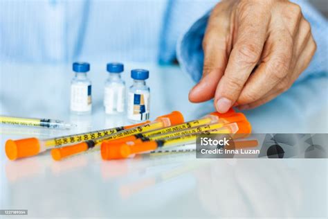 노인 의 손에 당뇨병과 주사사 주사기에 대한 인슐린의 병 의료 개념 배경 건강관리와 의술에 대한 스톡 사진 및 기타 이미지