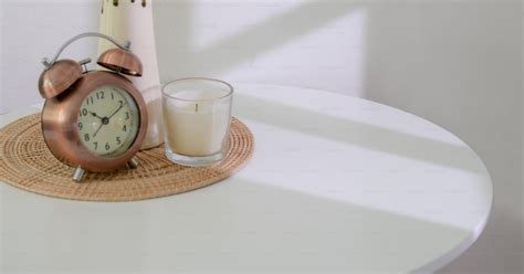 흰색 벽이 있는 흰색 원형 테이블에 세라믹 꽃병 시계 촛불이 있는 거실의 현대적인 홈 인테리어 디자인 사진 Unsplash의 식물 이미지