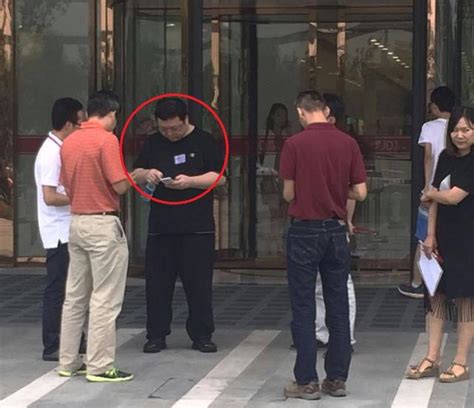 老羅被拍到手持神秘白色手機現身，並出面證實錘子t3快來了！ 每日頭條