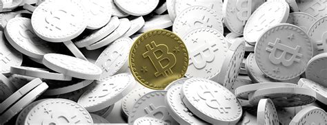Cryptocurrency 개념입니다 골든 Bitcoin 흰색 Bitcoins 배경입니다 3 차원 일러스트 레이 션 3차원