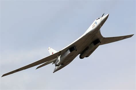 Российские Ту-160 выполнили 11-часовой полет над Арктикой - Газета.Ru ...