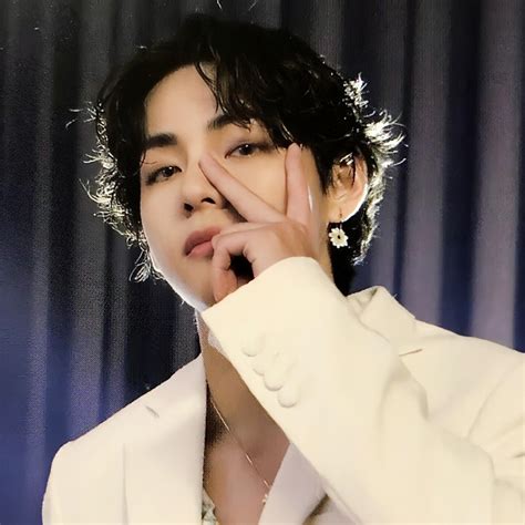 Pin By ★ On Bts Icons Kim Taehyung Taehyung Taehyung Selca